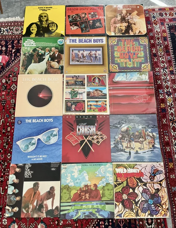 Låda med LP skivor plus 2 stereo8 tot ca 130 st mest rock 60-70 tal ...